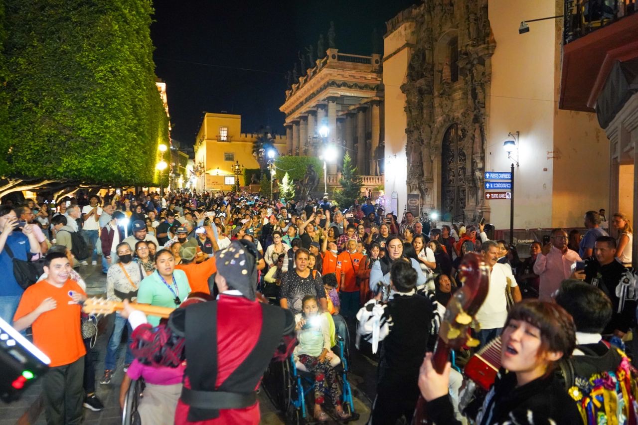 Viven 200 personas la Callejoneada Incluyente en Guanajuato Capital ...
