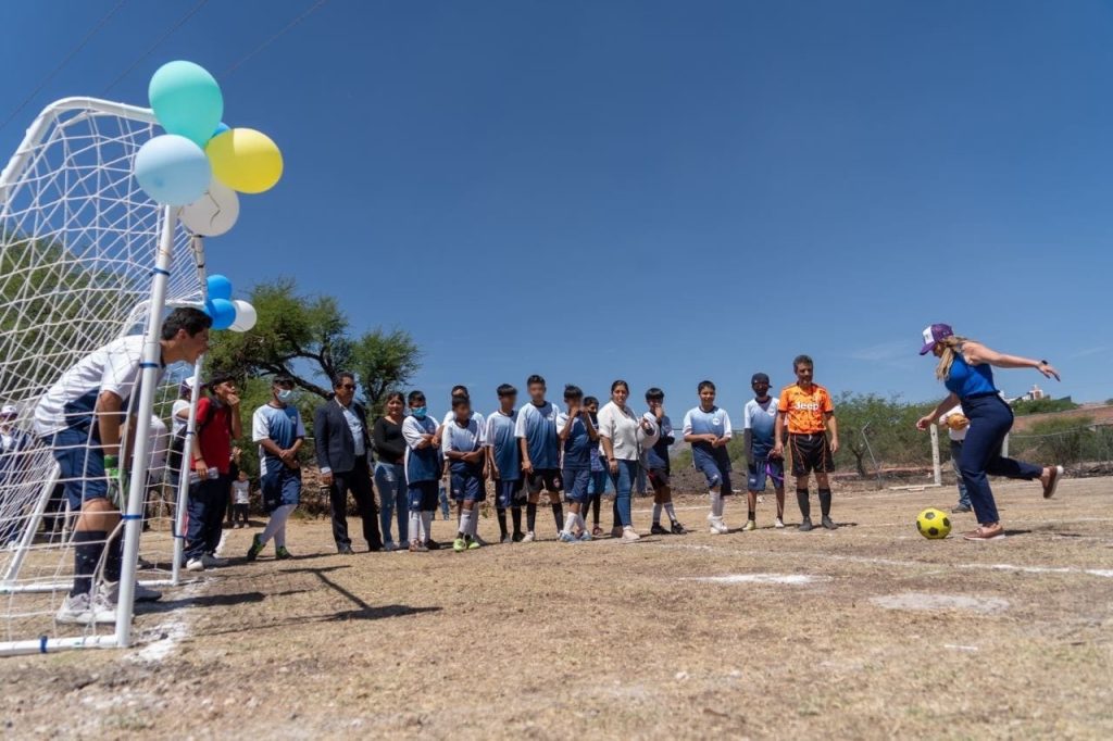 Inaugura Samantha Smith cancha en la telesecundaria de Paso de Perules ...